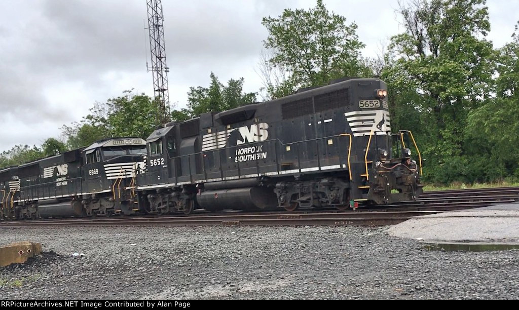 NS GP38-2 5652 and SD60E 6969